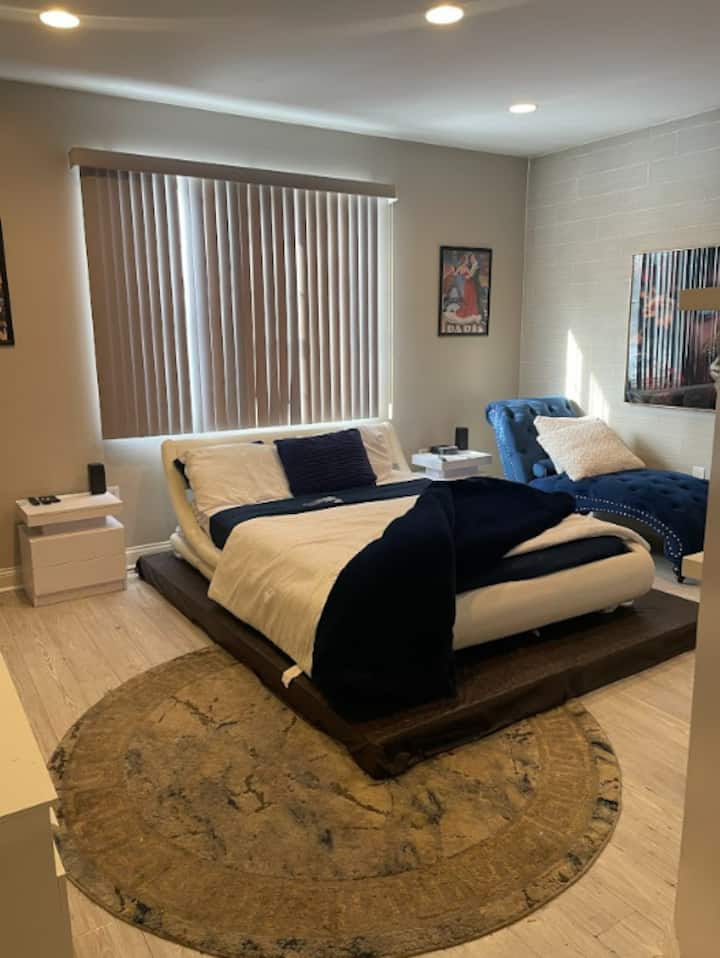 Luxurious Stay | 5-min From Airport - Gary, IN