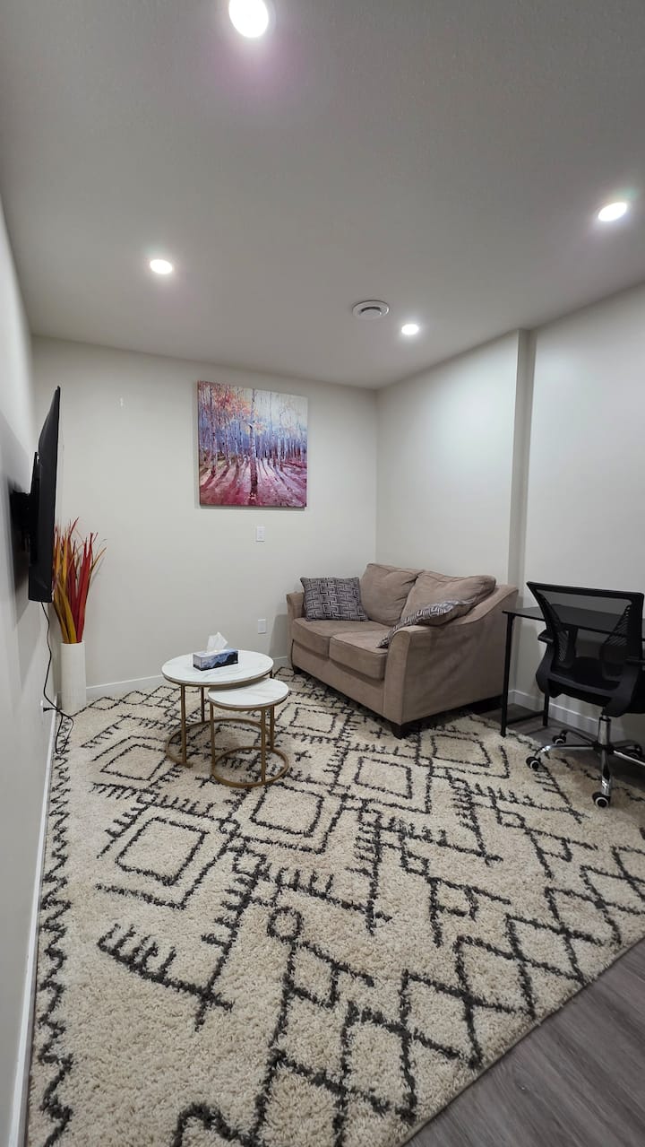 Stylish Private Suite | Fast Wi-fi & Quiet Stay - Regina