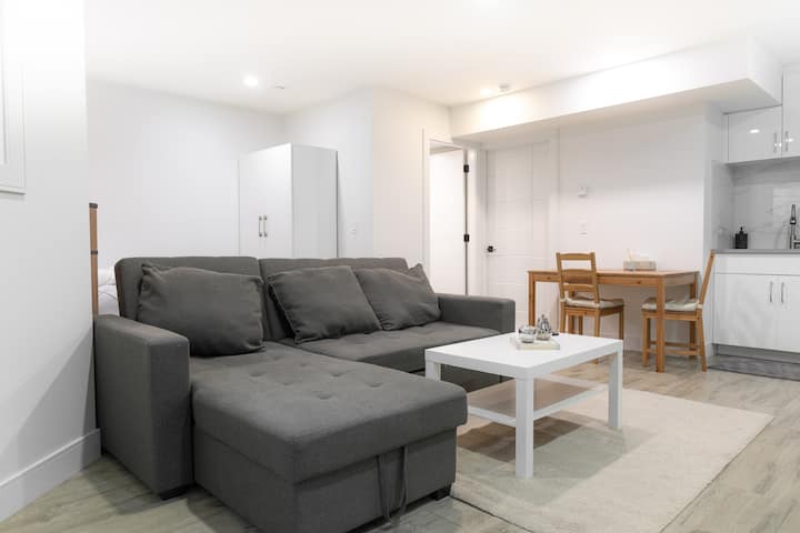 Private Basement Studio In A Quiet Neighbourhood - Cypress Mountain, BC