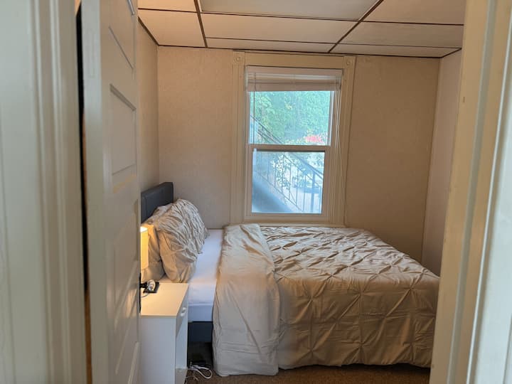 Ground Level 1 Bed Apartment In Downtown Chatham - Chatham