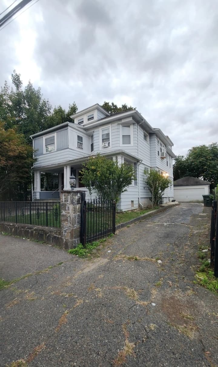 Pleasant Millenial Home Unit 1 - Bridgeport