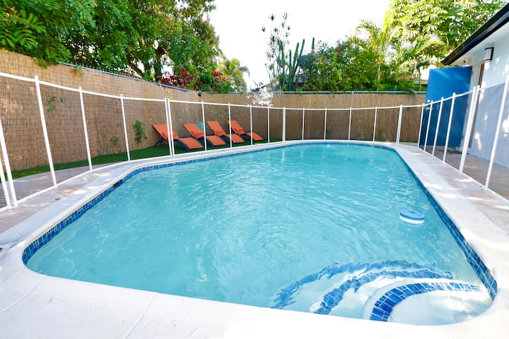 Luxury Oasis Getaway W/pool 15 Mins From Beach - Fort Lauderdale
