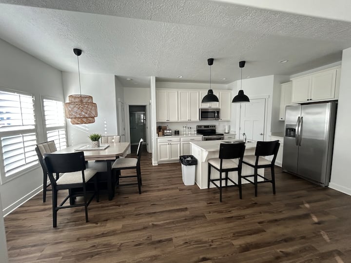 Townhouse In Vineyard: Clean Hardwood Floors. - Provo, UT