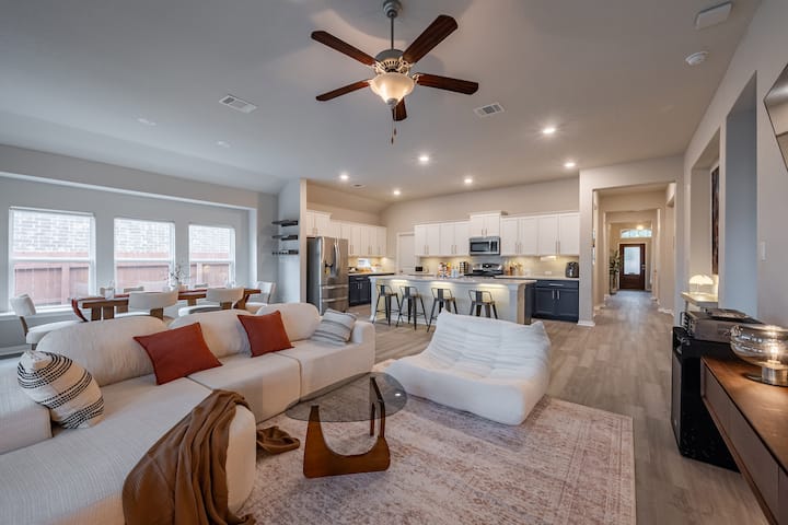 Minimal Retreat | 4br Seaworld + Six Flags - Helotes, TX