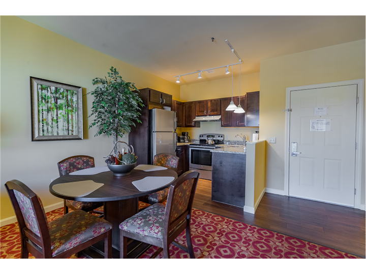 Cozy Berkshire Mountain Lodge Getaway - Pontoosuc Lake, MA