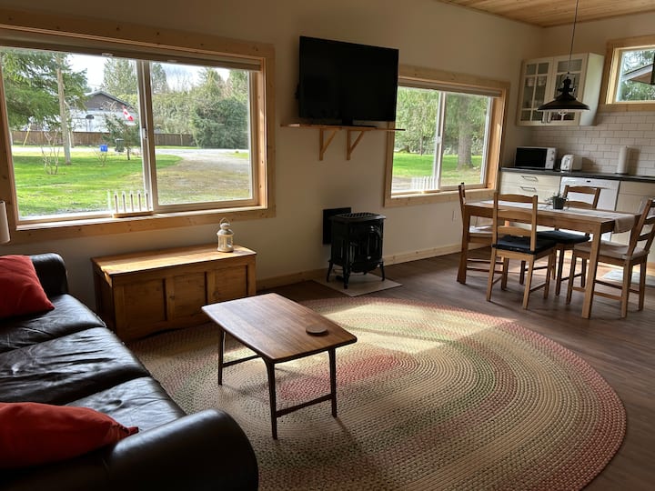 Cozy Pine Suite On A Quiet Rural Acre. - Aldergrove