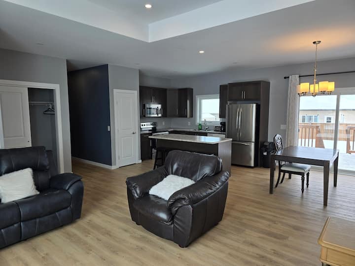 Spacious 3br Suite – Great Location In Steinbach - Steinbach