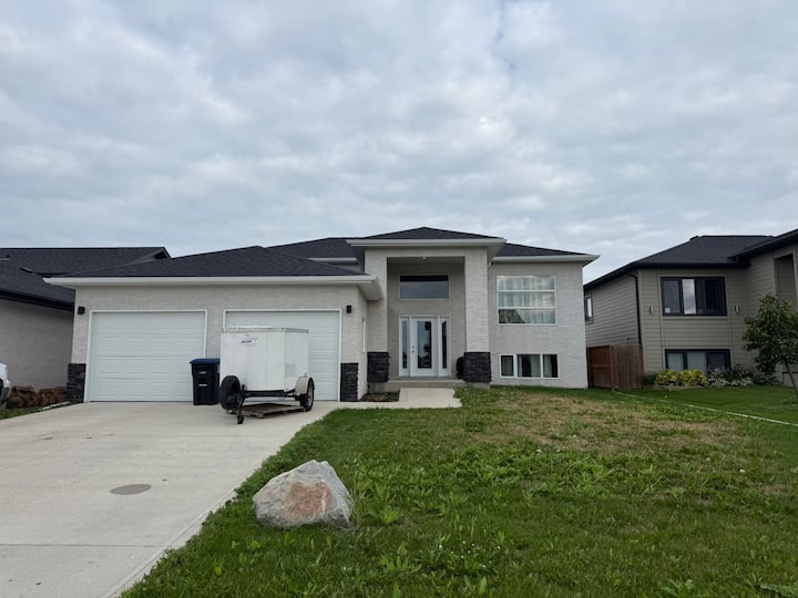 Spacious 3br Suite Upper Level - Steinbach