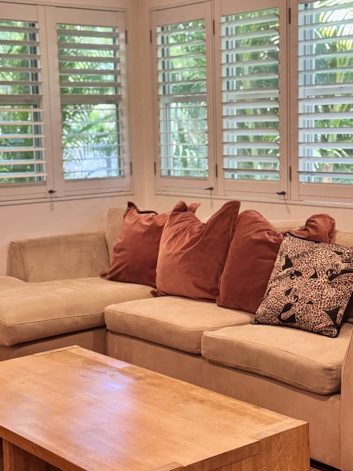 Modern, Beachy Two Bedroom Guesthouse - Noosaville