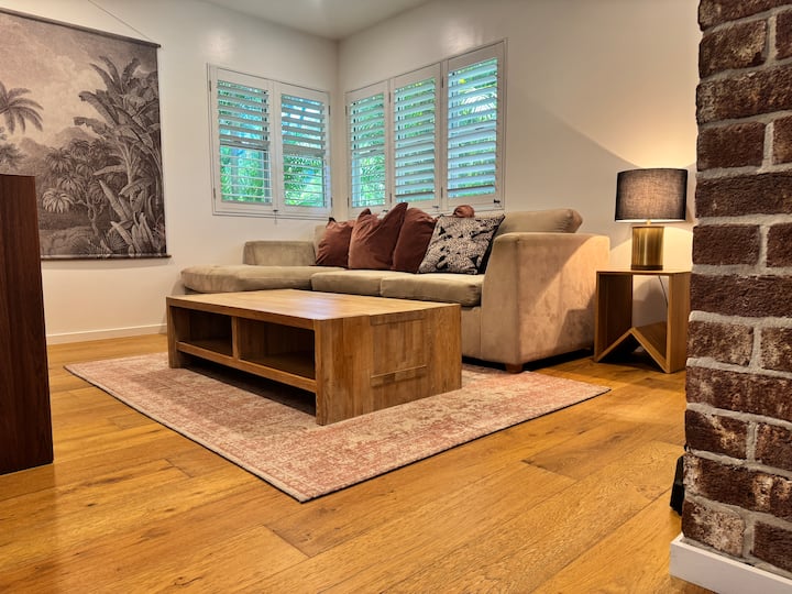 Modern, Beachy Two Bedroom Guesthouse - Noosa