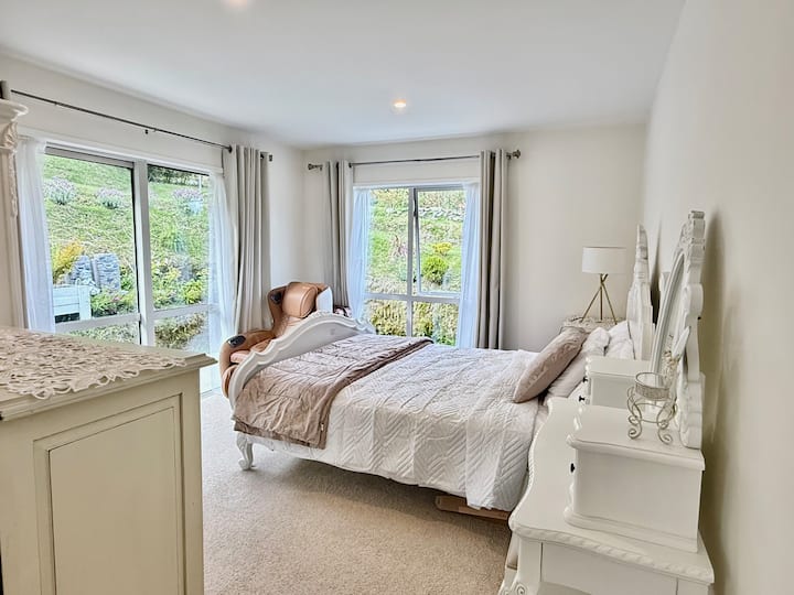 Serenity In French Elegance - アロータウン