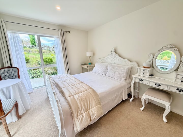 Serenity In French Elegance - Queenstown