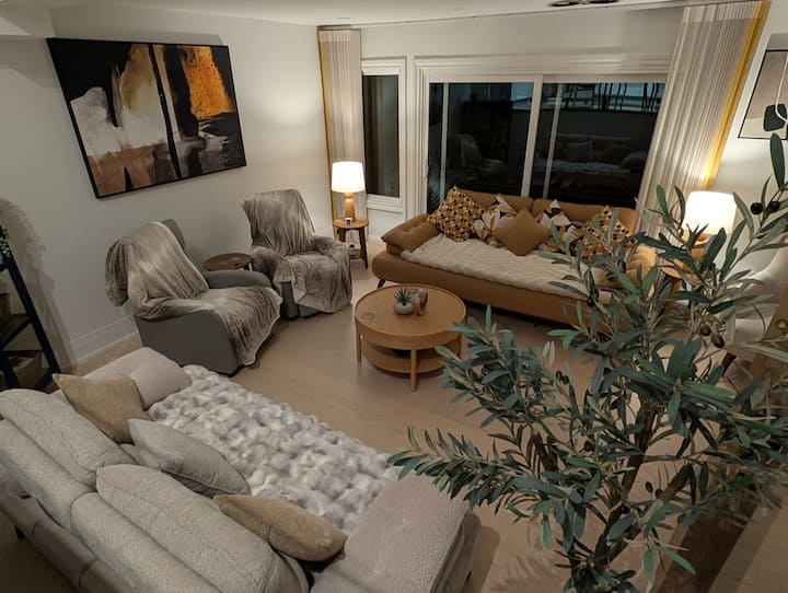 Beautiful Room | Private Bath | Free Parking - Newmarket