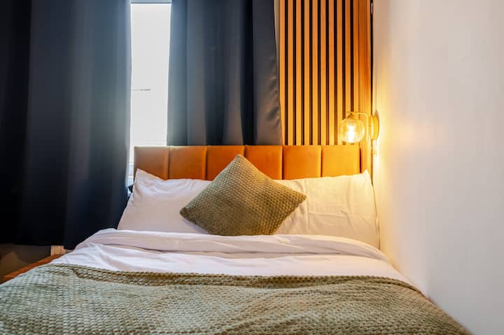 Lewis 1 - Modern, Fast Wifi, Free Parking - Crewe