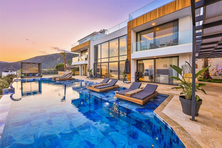 12 Kişilik Havuzlu Deniz Manzaralı Lüks Villa - Kalkan