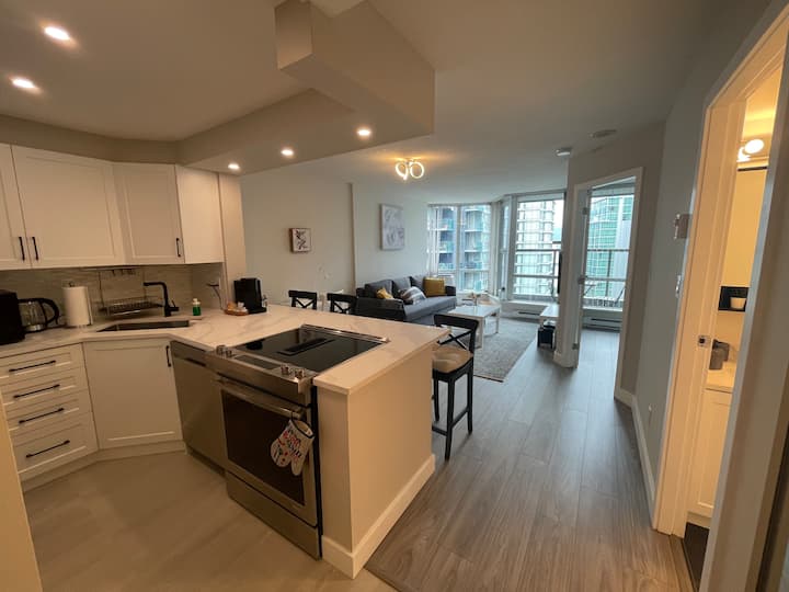 Coal Harbour 1br Apartment-parking-sleeps 4 - Vancouver