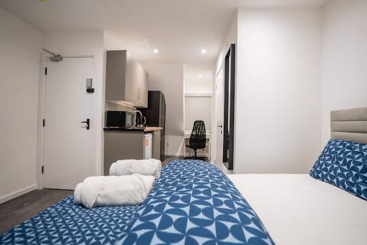 Cedar Studio - Eurotunnel, 1 King Bed, Kitchenette - Folkestone