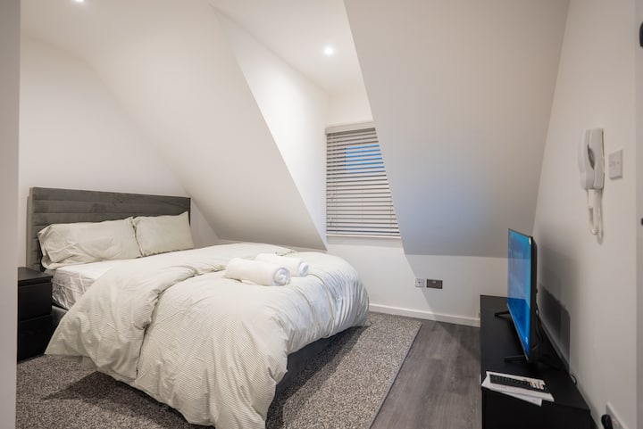 Redwood Studio - Eurotunnel, King Bed, Kitchenette - Folkestone