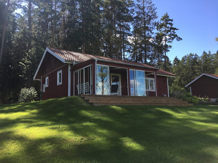 Röd Stuga På Enbacken Med Fantastisk Utsikt - Smålandsstenar