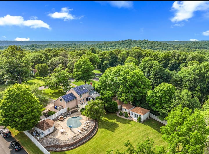 Home In North Branford - Gouveia Vineyards, Wallingford