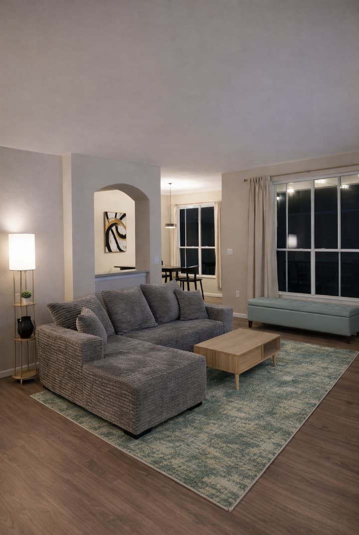 Spacious Luxe Retreat Modern & Stylish Design - Houston, TX
