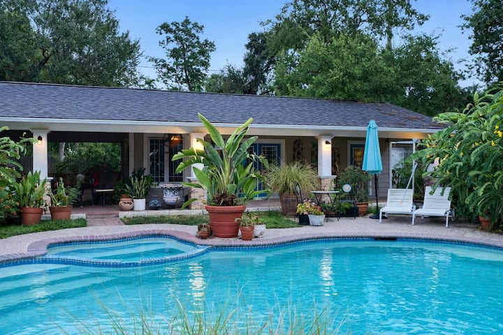 Cozy Pool House Near Airport & Botanic Garden - 휴스턴