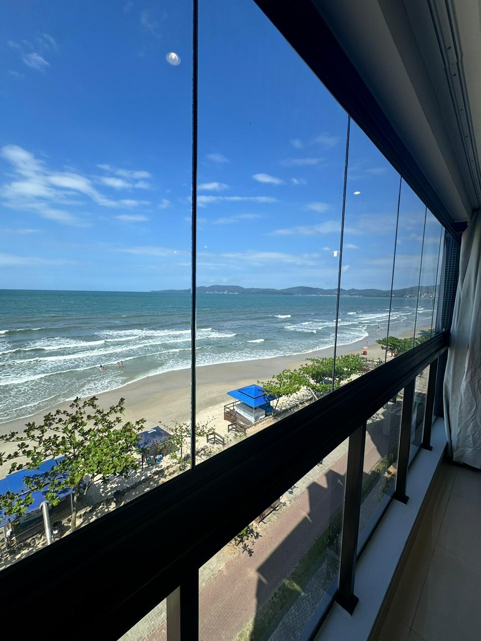 Apartamento frente mar em Meia Praia - Apartamentos para Alugar em ...