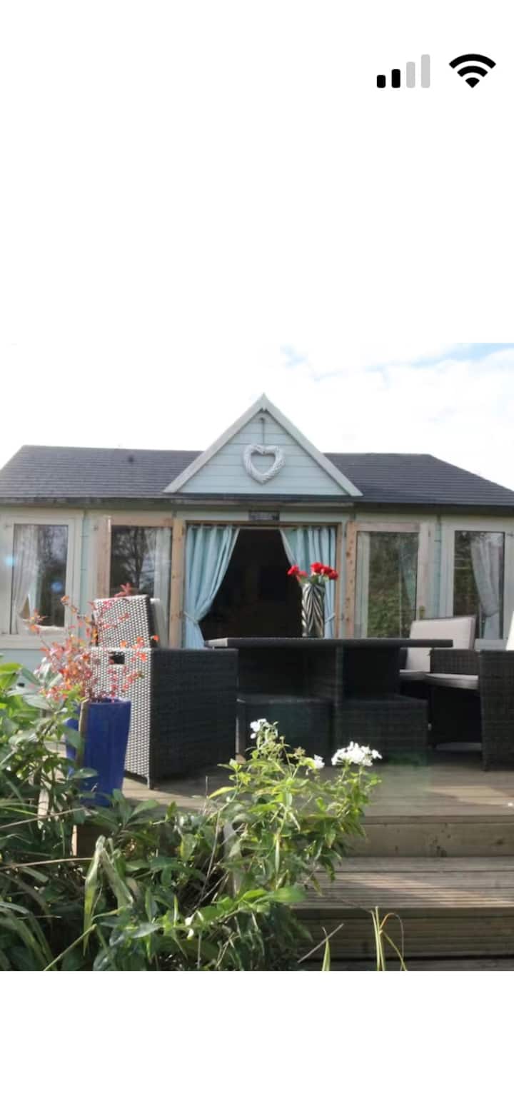 Honeypot Retreat With Hot Tub In Rural Derbyshire - Derbyshire