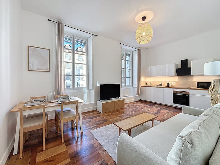 Marché Des Halles Sur Cour Ascenseur, Hypercentre - Grenoble