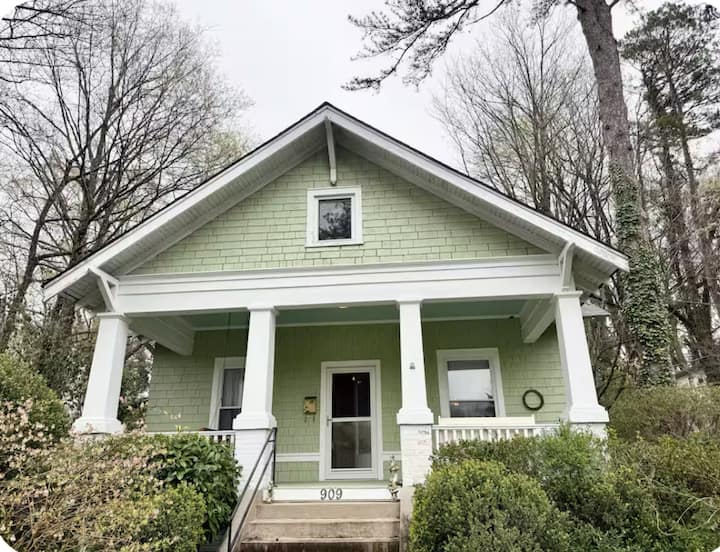 Craftsman Bungalow With Hot Tub | Sleeps 8-10 - Greensboro, NC