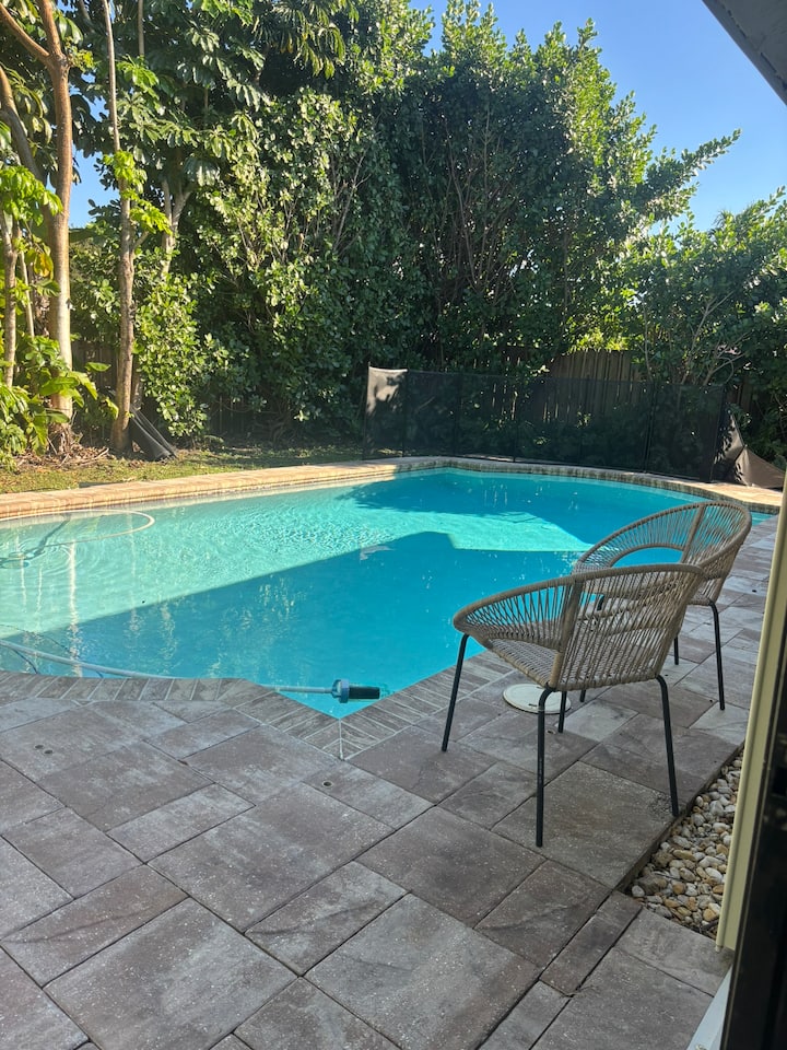Sunrise Palace 4br/2 Bth With Pool And Parking - Sunrise, FL