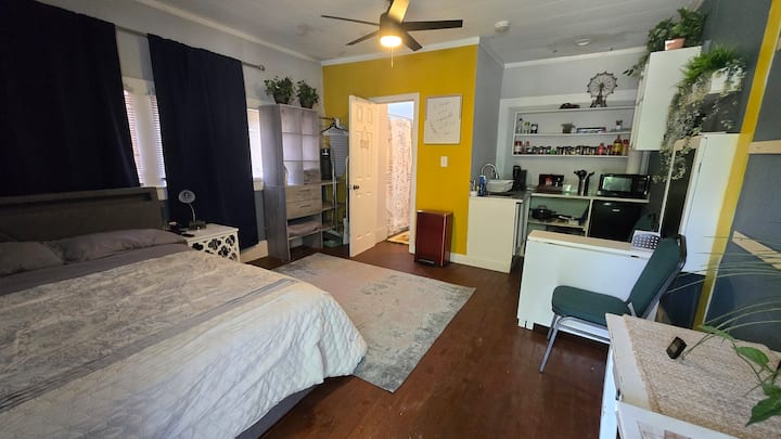 Stylish Studio Apartment 2 Blocks From Unt - University of North Texas, Denton