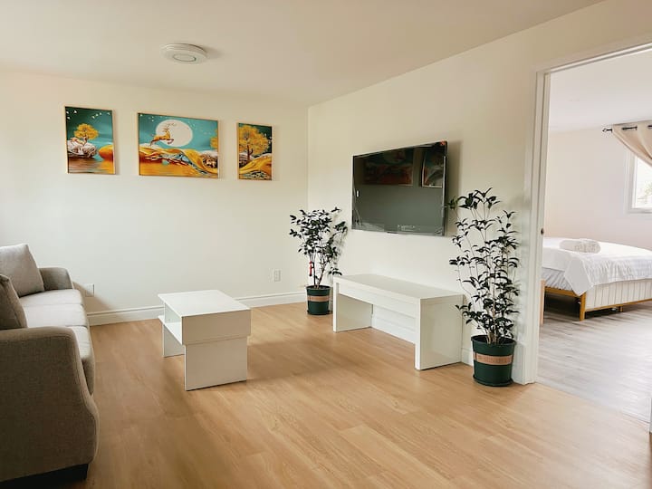 Bright 2br · Entire 2nd Floor · Free Parking - Ajax