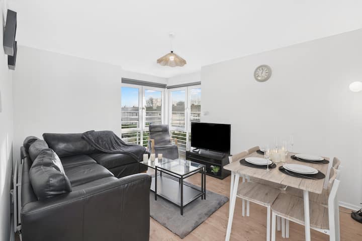 Cozy Edinburgh Apartment With Dedicated Parking - Edinburgh, UK