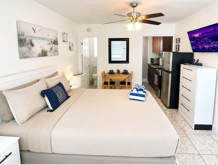 Chic Open Studio Near The Beach Comfortable & Well - Hollywood, FL
