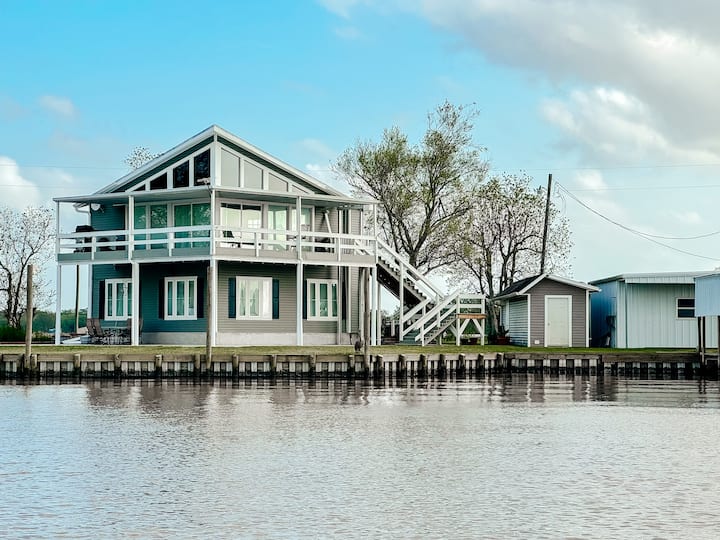 Pelican Point Sunset Retreat/lakefront Home - Lake Arthur, LA
