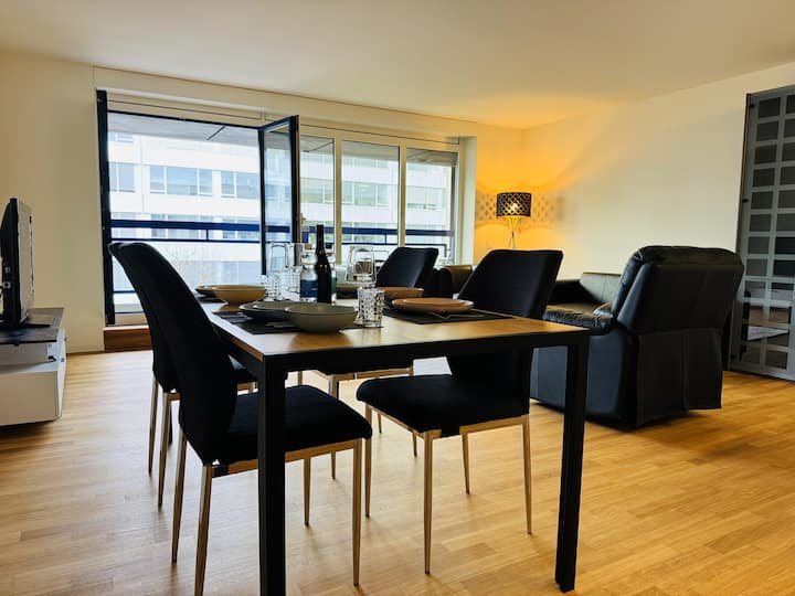 Emplacement Central : Bus, Gare Cff Et Commerces. - Zoug