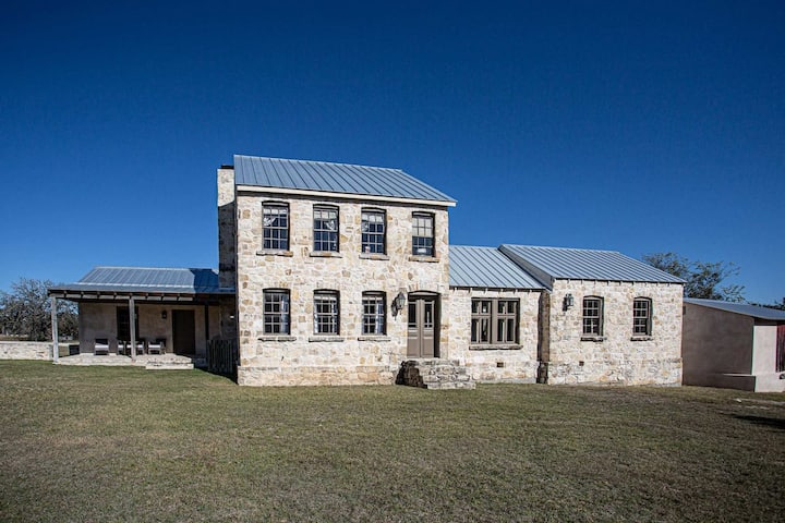 Spacious Group Retreat! 3 Units Close To Wineries - Fredericksburg, TX