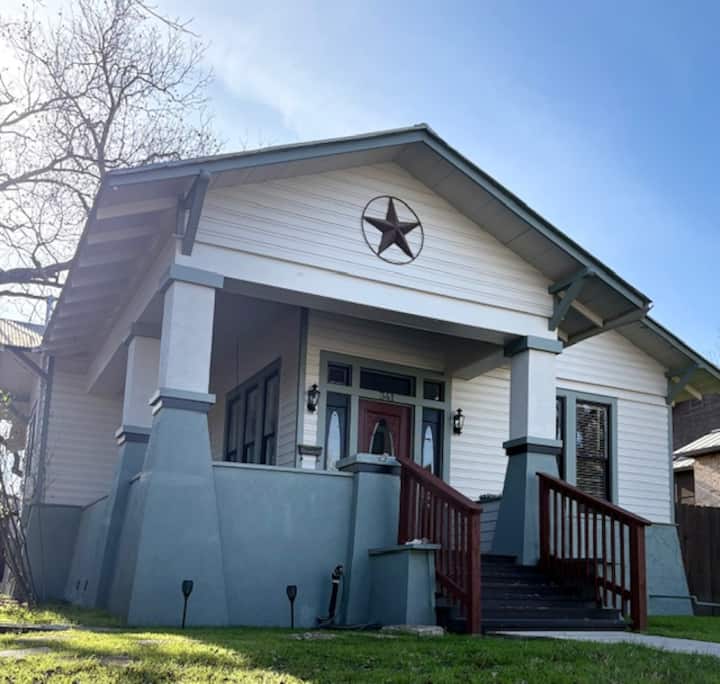 El Mercado
Bungalow In Heart Of New Braunfels - New Braunfels, TX