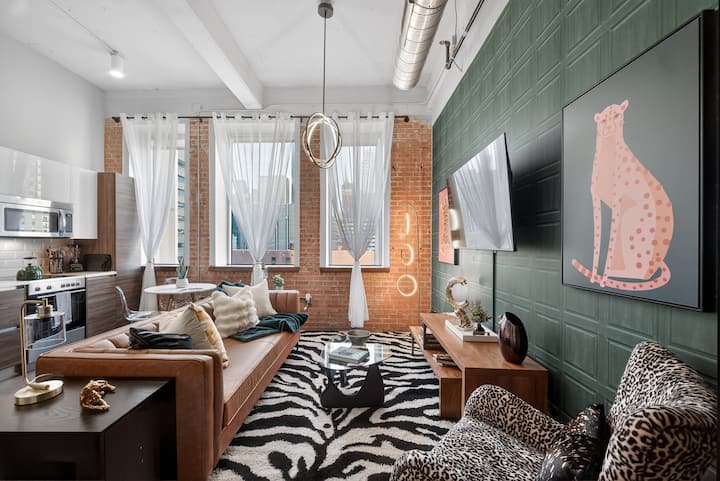 Modern Downtown Dallas 2br Loft | Pool, Gym, Valet - Dallas