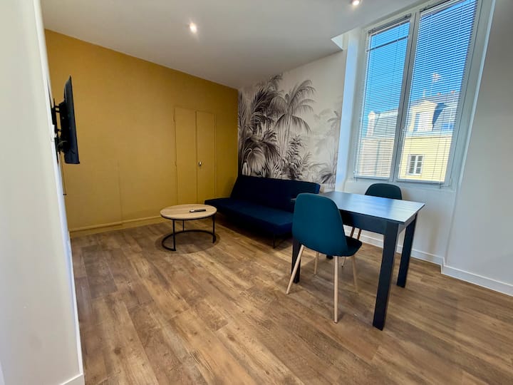 T2 Rénové Avec Salon Séparé, Canapé, Tv, - La Roche-sur-Yon