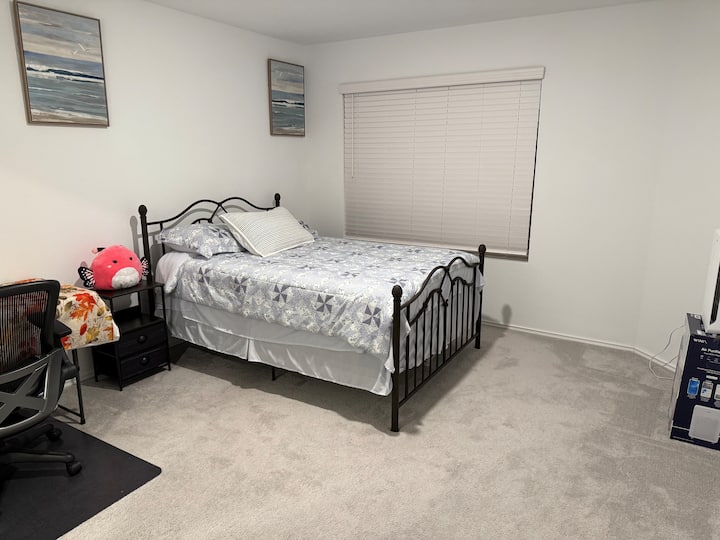 Master Bedroom With Private Bathroom - Pearland, TX