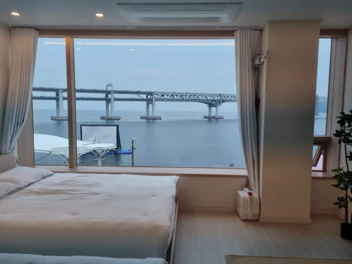 광안리 최신축 광안대교 오션뷰# 해변가 바로앞 1선라인 오션뷰 숙소! - Pusan