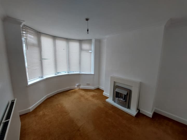 Clean 3 Bedroom House.5 Guests. Near Airport, Nec - Solihull