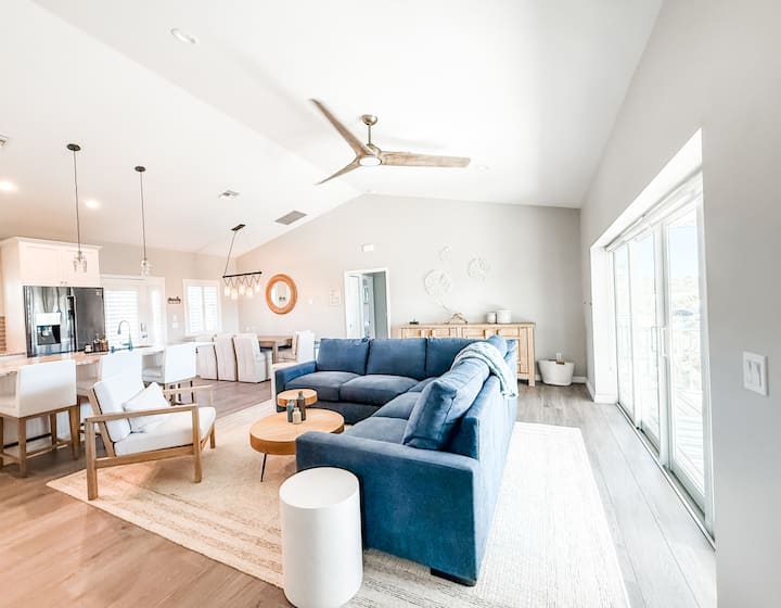 Serene Canal-front Retreat In Bonita Springs - Bonita Springs, FL
