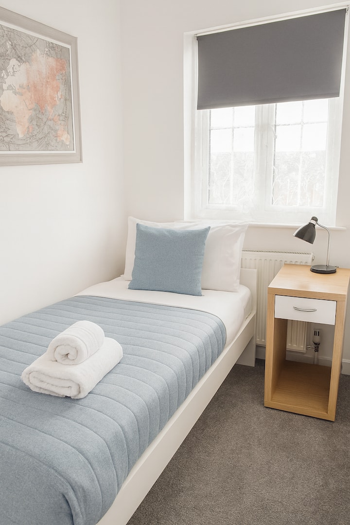 Modern Single Room | Workspace | Hotel Comfort - Slough