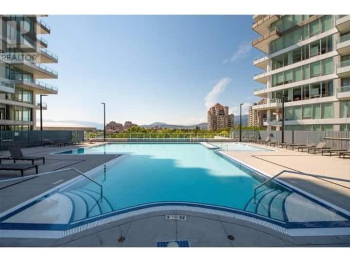 Lakefront Luxury Condo - Kelowna