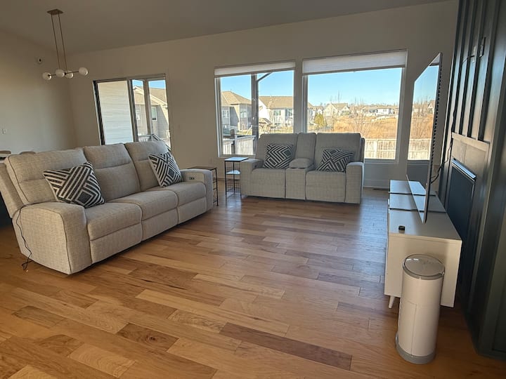 Modern Family Retreat In Andover Quiet Cul-de-sac - Andover, KS