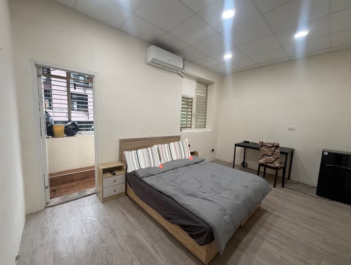 位於新橫濱與育德學院旁邊的附陽台大套房 附有全新盥洗用具以及免費看電影設備
離市區也只需5分鐘 - Keelung City