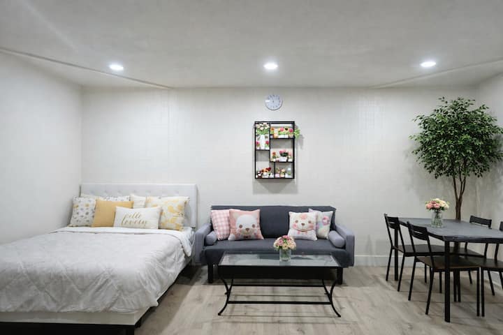 Stylish Modern Studio By Disney, Knott's & Beach - Stanton, CA